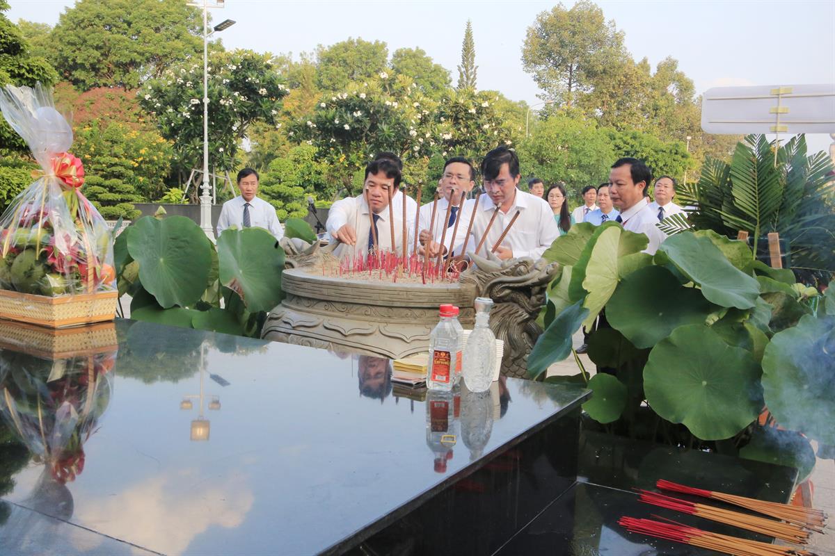 Đoàn công tác Học viện Chính trị khu vực II dâng hoa, dâng hương tại ...